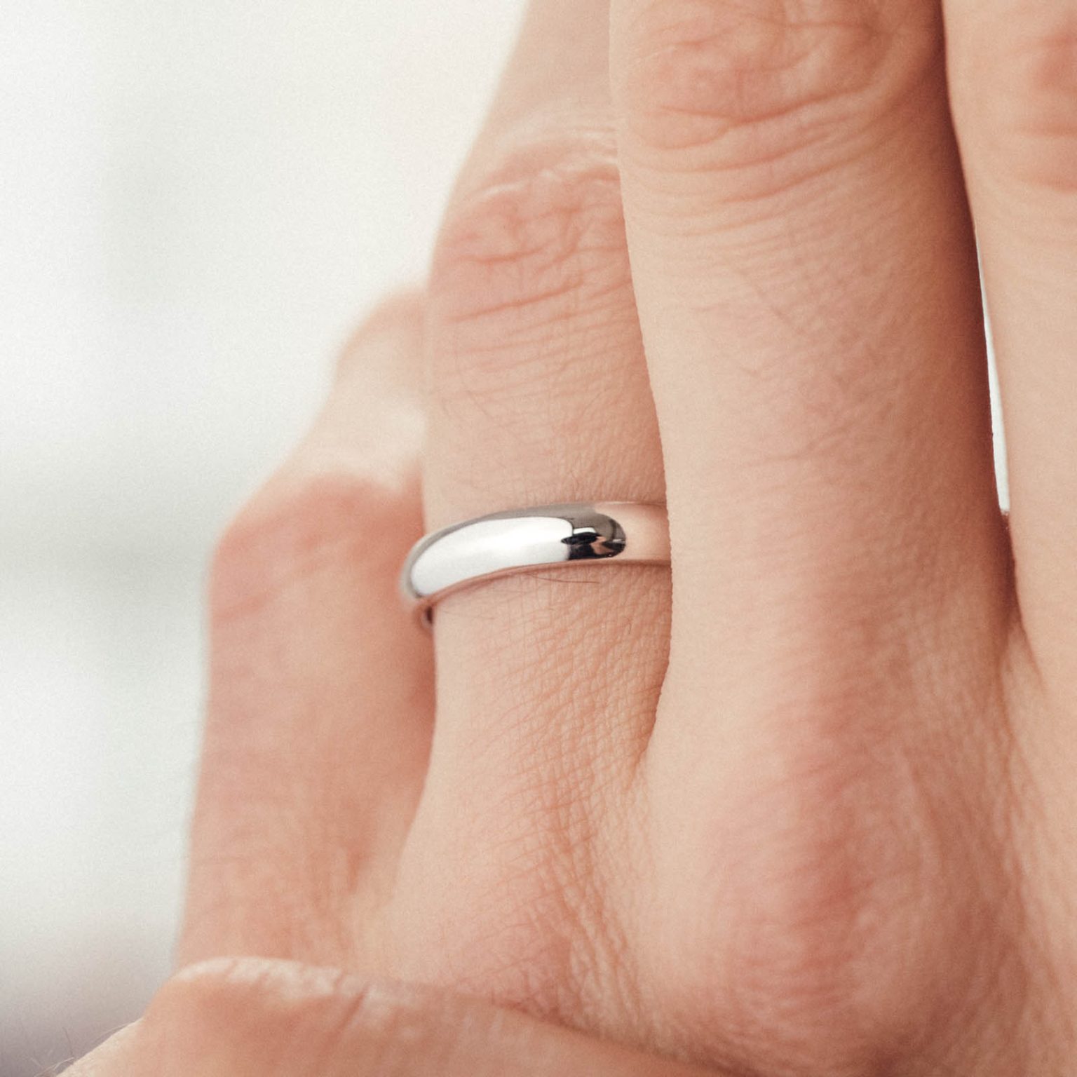 Comment bien choisir une alliance homme ? Nos conseils mariage