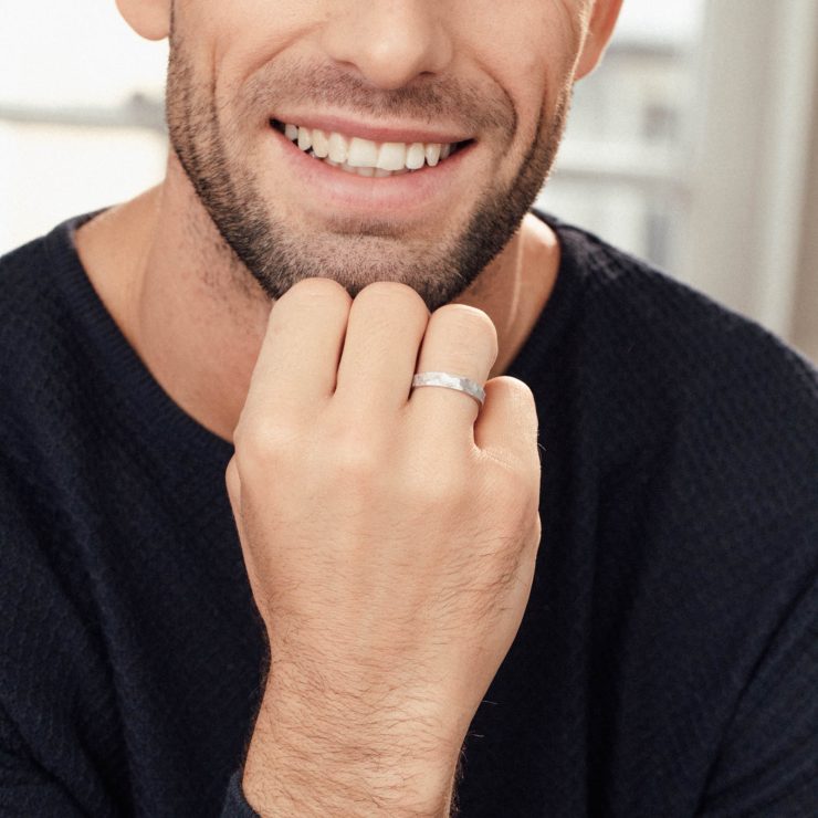 Comment bien choisir une alliance homme ? Nos conseils mariage